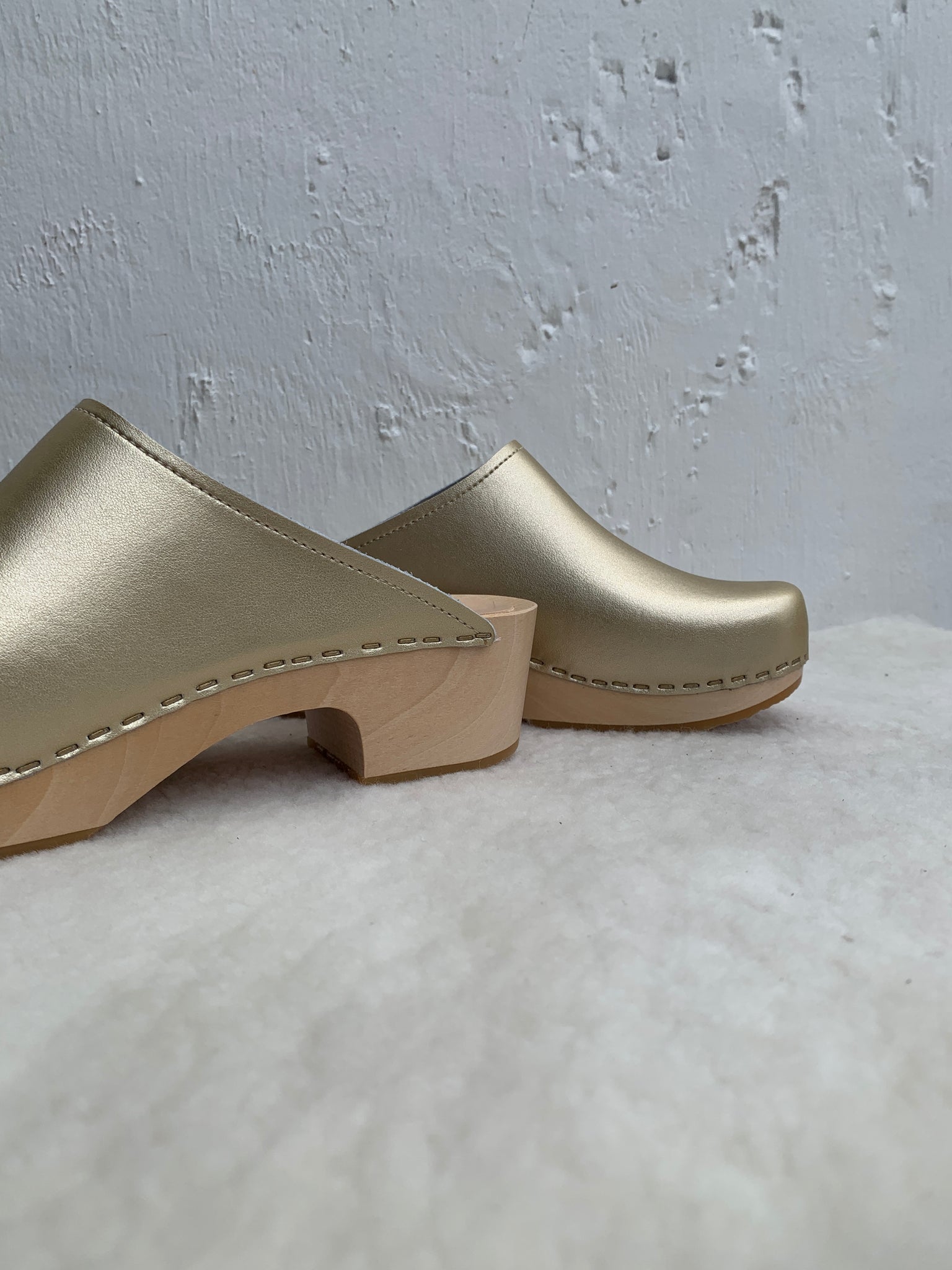 Champagne Mini Heel Klassisk Clog – KIT + CLOGS STUDIO