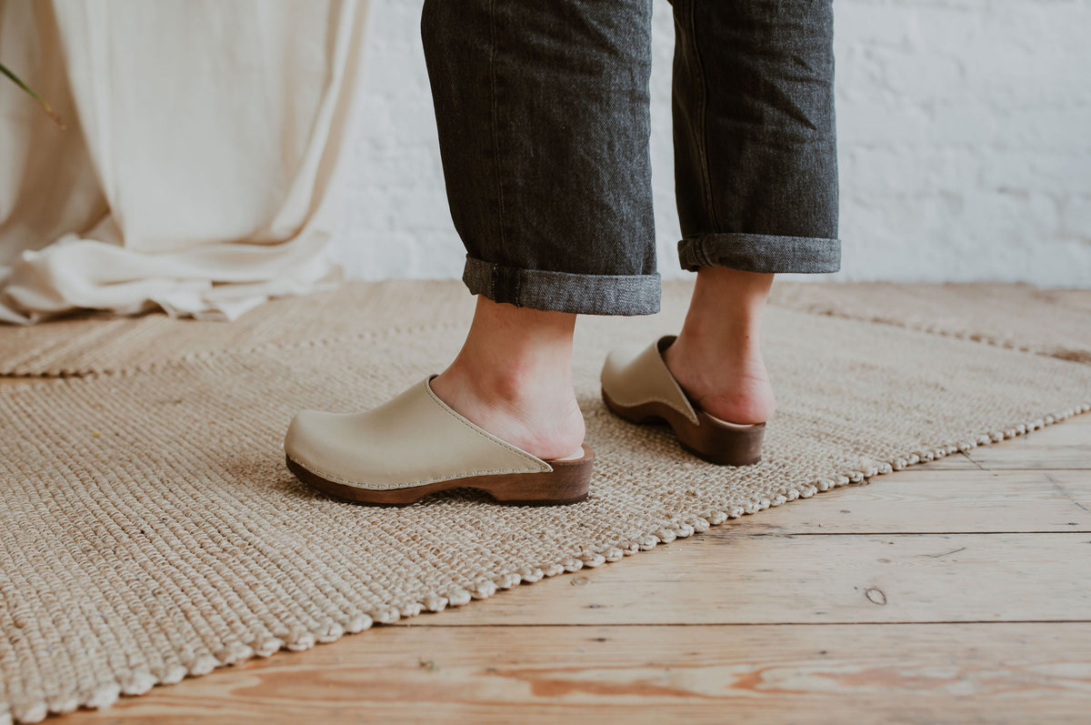 Stone Low Klassisk Clog – KIT + CLOGS STUDIO